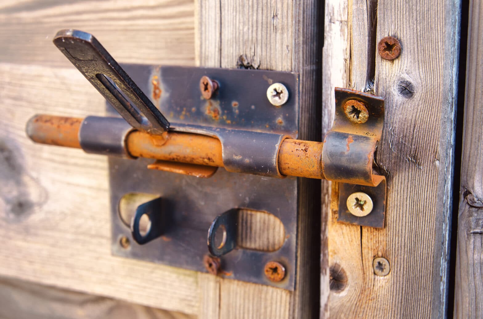 Serrure et verrou : quelles différences ? (Guide d'un expert 2023)